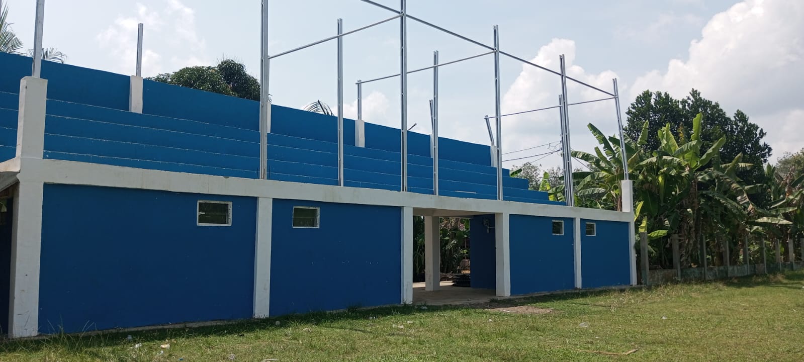 Belum Genap Dua Bulan Dibangun, Atap Tribun Stadion Mini di Kecamatan ...